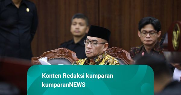 Momen Ketua MK Sapa Ketua KPU di Sidang: Pak Hasyim, Kok Diam Saja? | kumparan.com